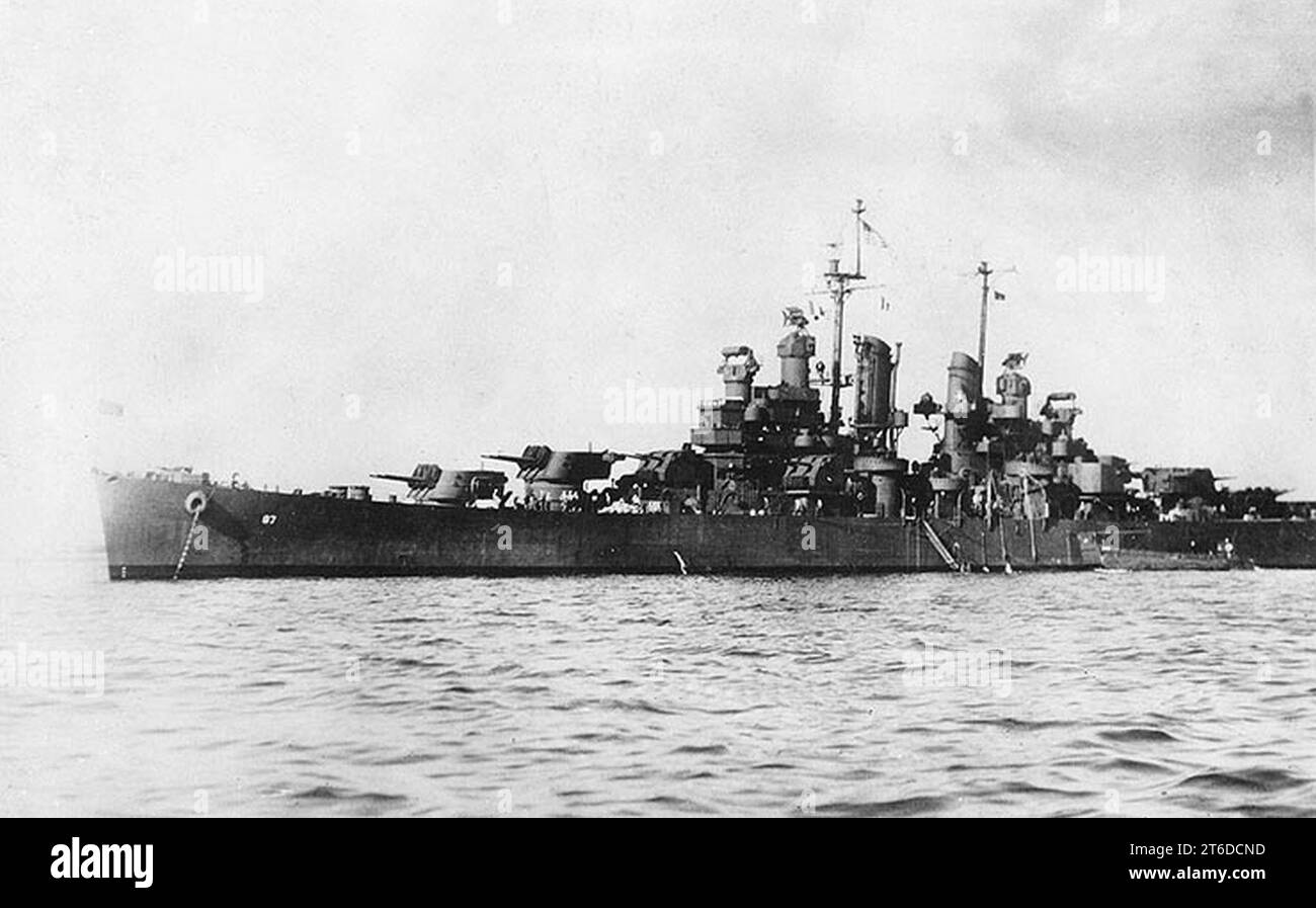 USS Duluth (CL-87) at anchor in 1945 Stock Photo - Alamy