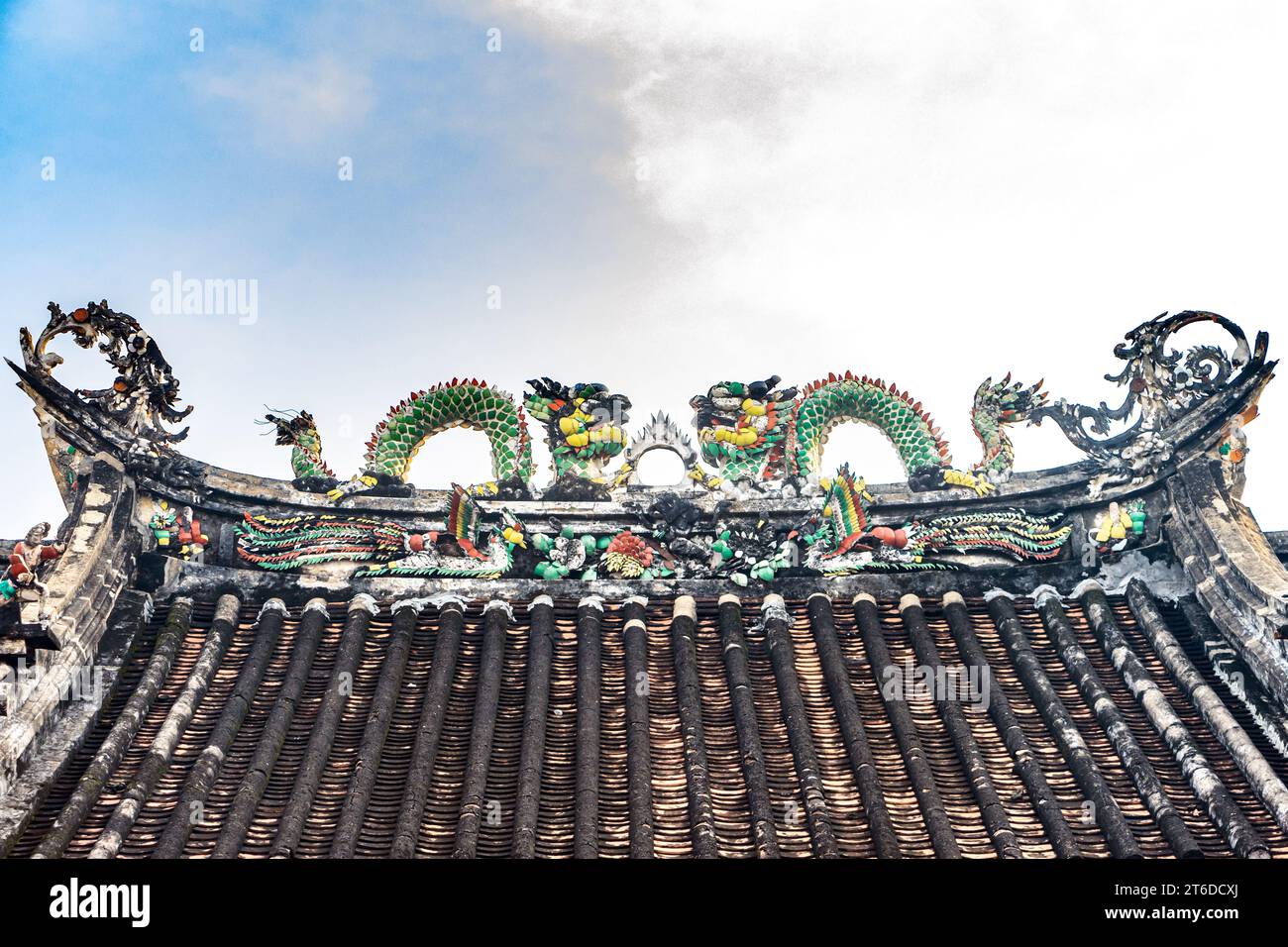 Decoration of two dragons on top of the roof of a Buddhist temple ...