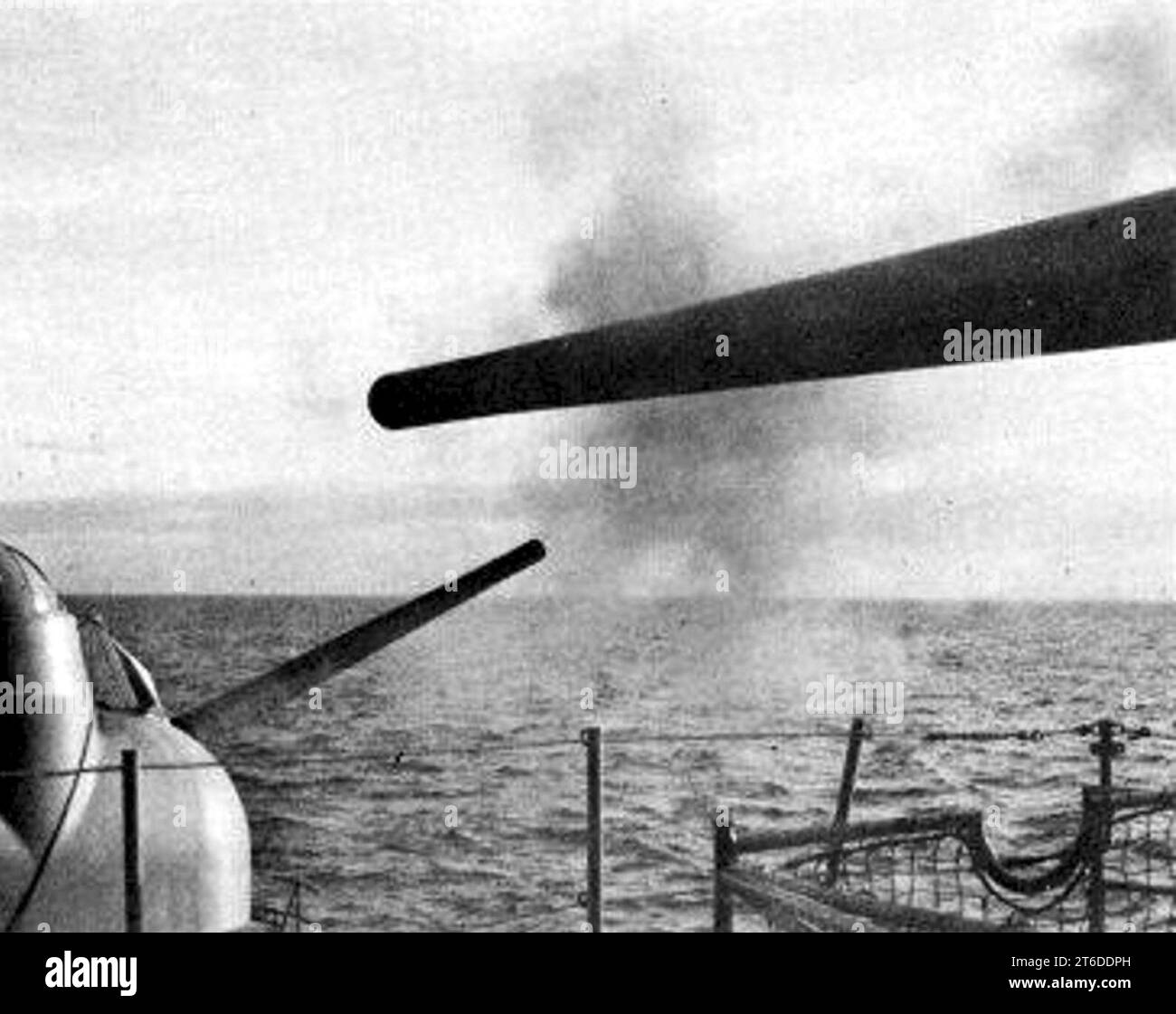 USS Edson (DD-946) shelling Vietnam in 1968 Stock Photo - Alamy