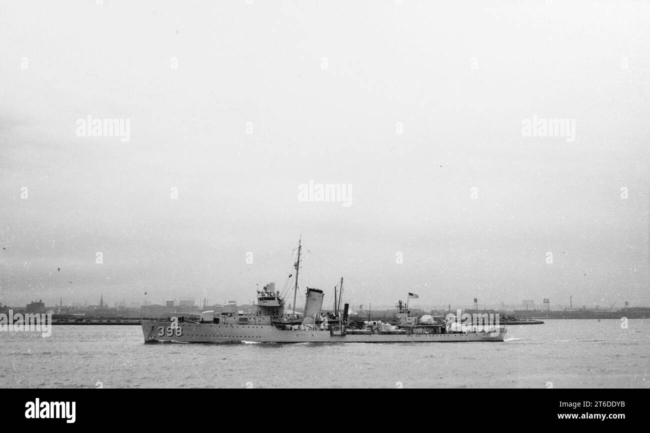 USS Ellet (DD-398) underway off New York City, in 1939 Stock Photo - Alamy