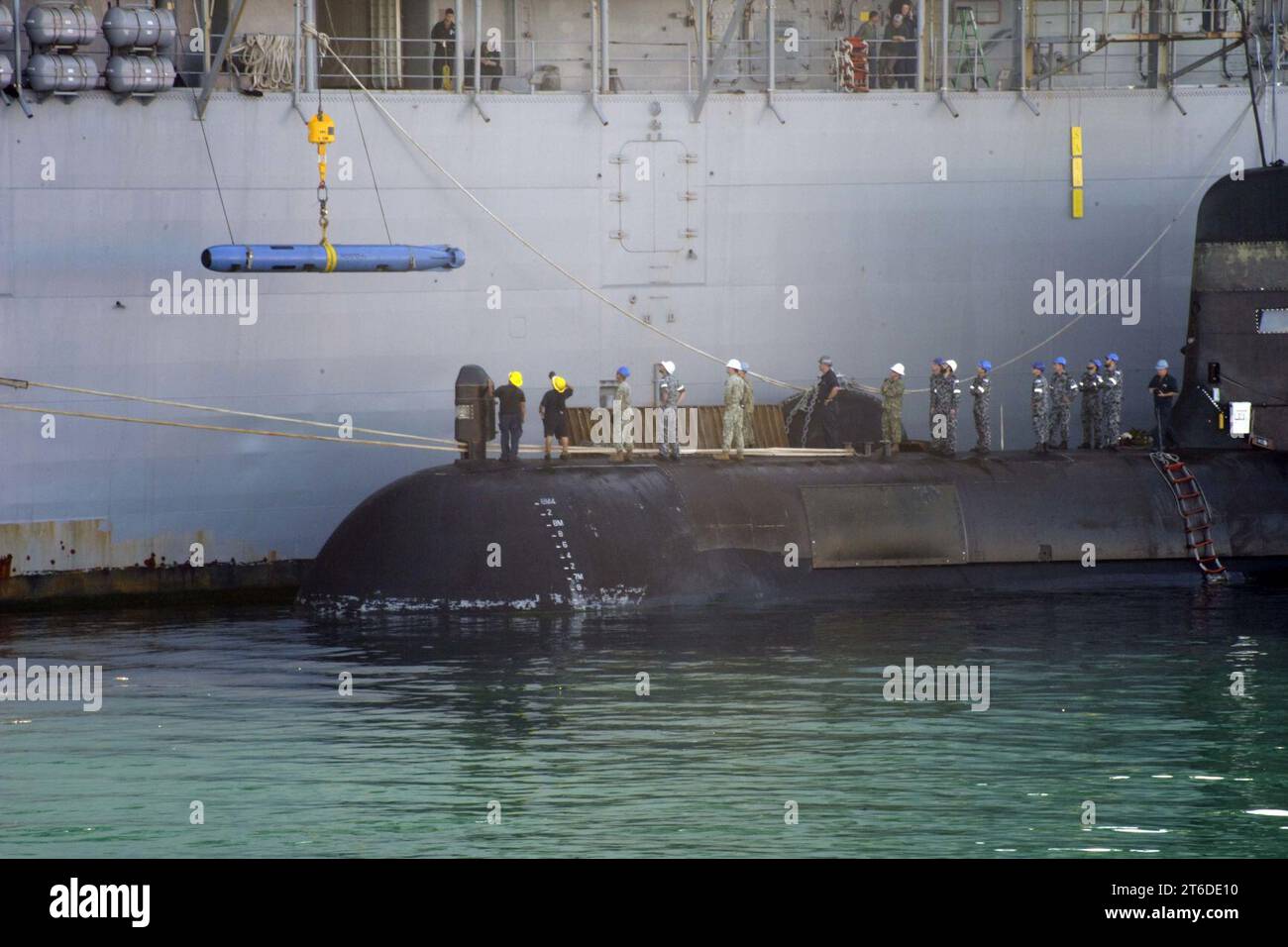 USS Emory S Land transfers an inert training torpedo to HMAS Sheean in ...