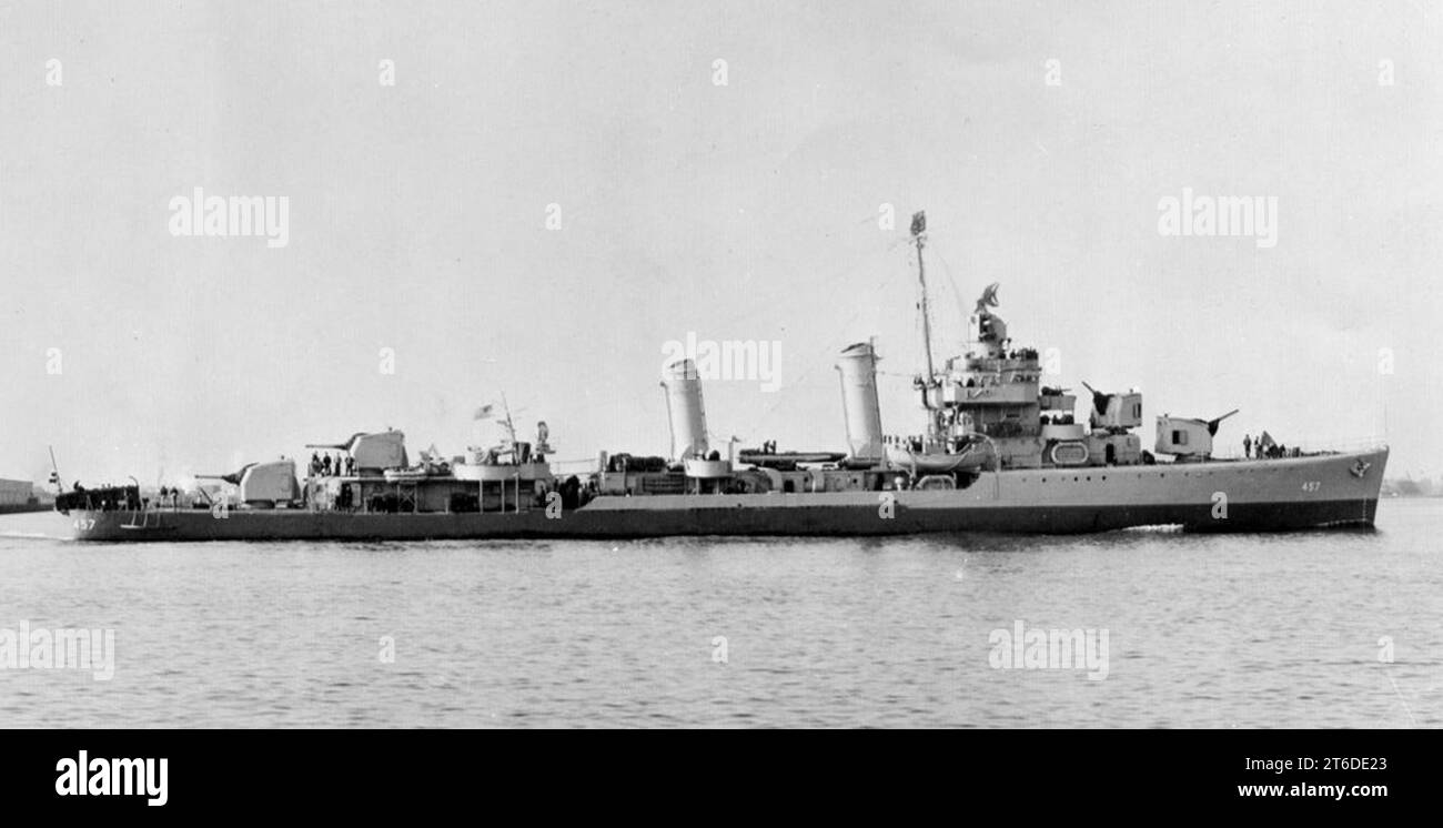USS Emmons (DD-457) off the Norfolk Naval Shipyard in November 1943 ...