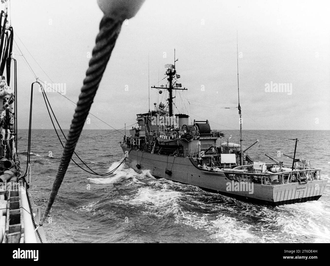 USS Endurance (MSO-435) refuels from USS Mispillion (AO-105) in the ...