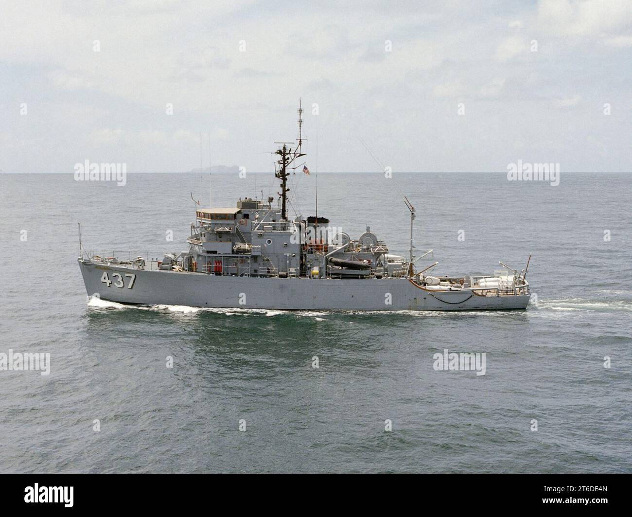 USS Enhance (MSO-437) underway in 1977 Stock Photo - Alamy