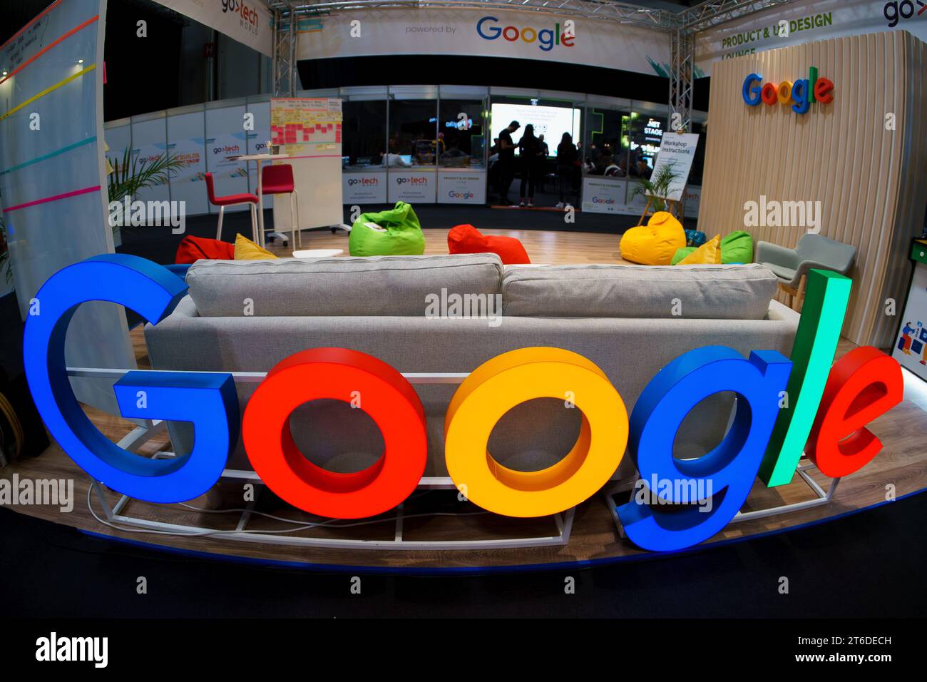Google stand hi-res stock photography and images - Alamy