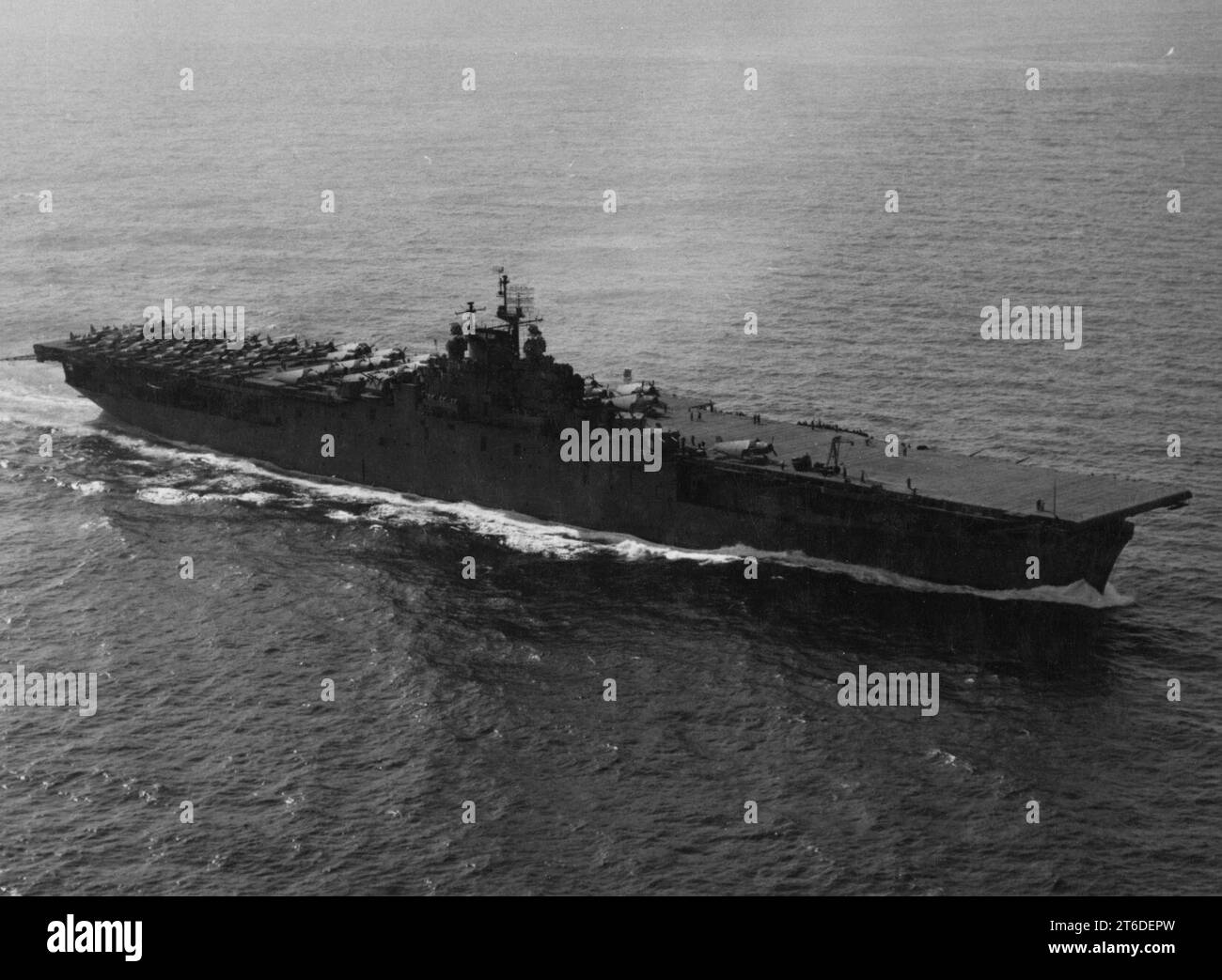 USS Essex (CV-9) underway in the Atlantic Ocean, 10 May 1943 Stock ...