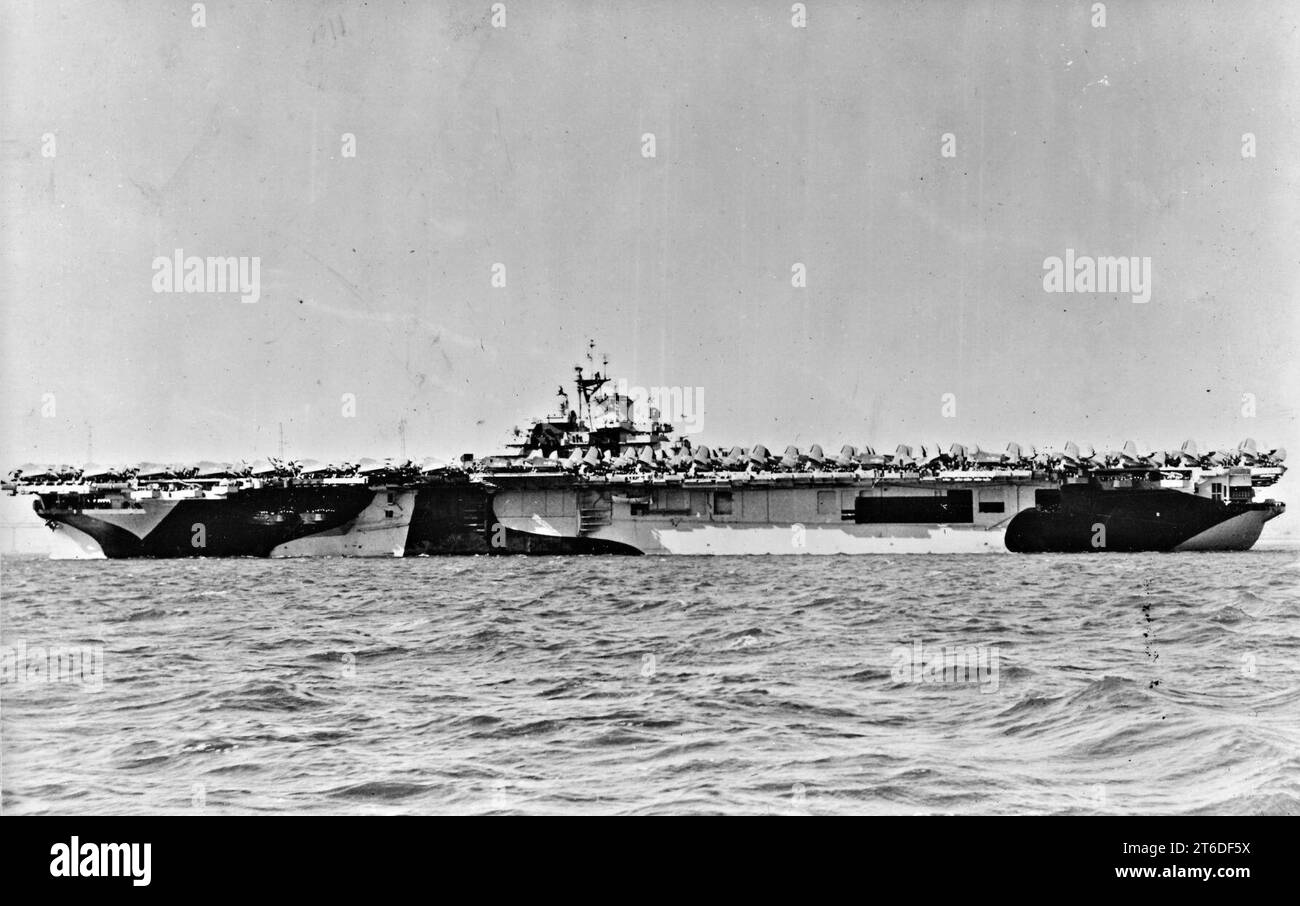 USS Essex CV-9 broadside dazzle 1944 Stock Photo - Alamy