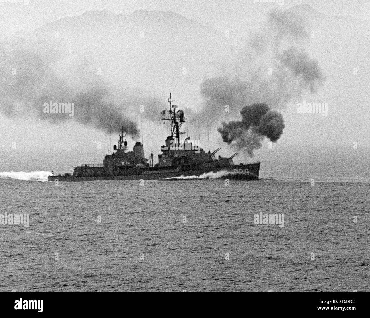USS Everett F. Larson (DD-830) fires on targets in Vietnam, in 1972 ...