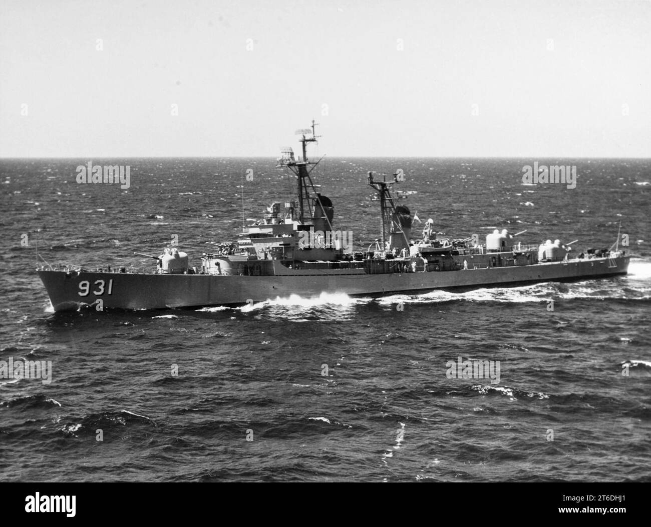 Uss forrest sherman dd 931 underway hi-res stock photography and images ...