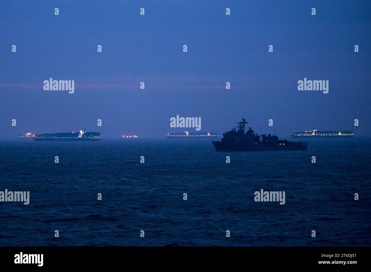 USS Fort McHenry enters the Suez Canal Stock Photo - Alamy