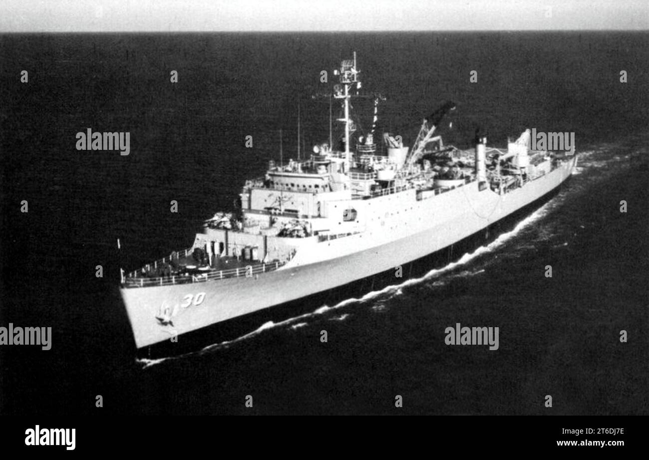 USS Fort Snelling (LSD-30) underway at sea, in 1956 Stock Photo - Alamy