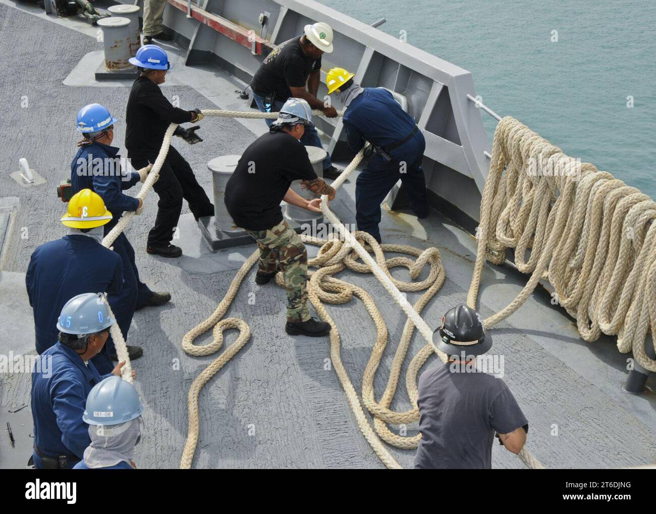 USS Frank Cable sailors heave mooring lines 130223 Stock Photo - Alamy
