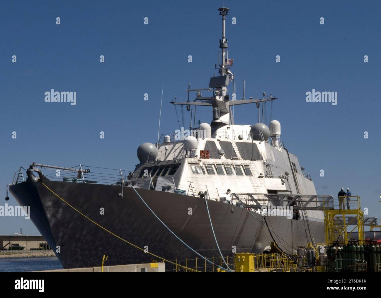 USS Freedom (LCS-1) front Stock Photo - Alamy