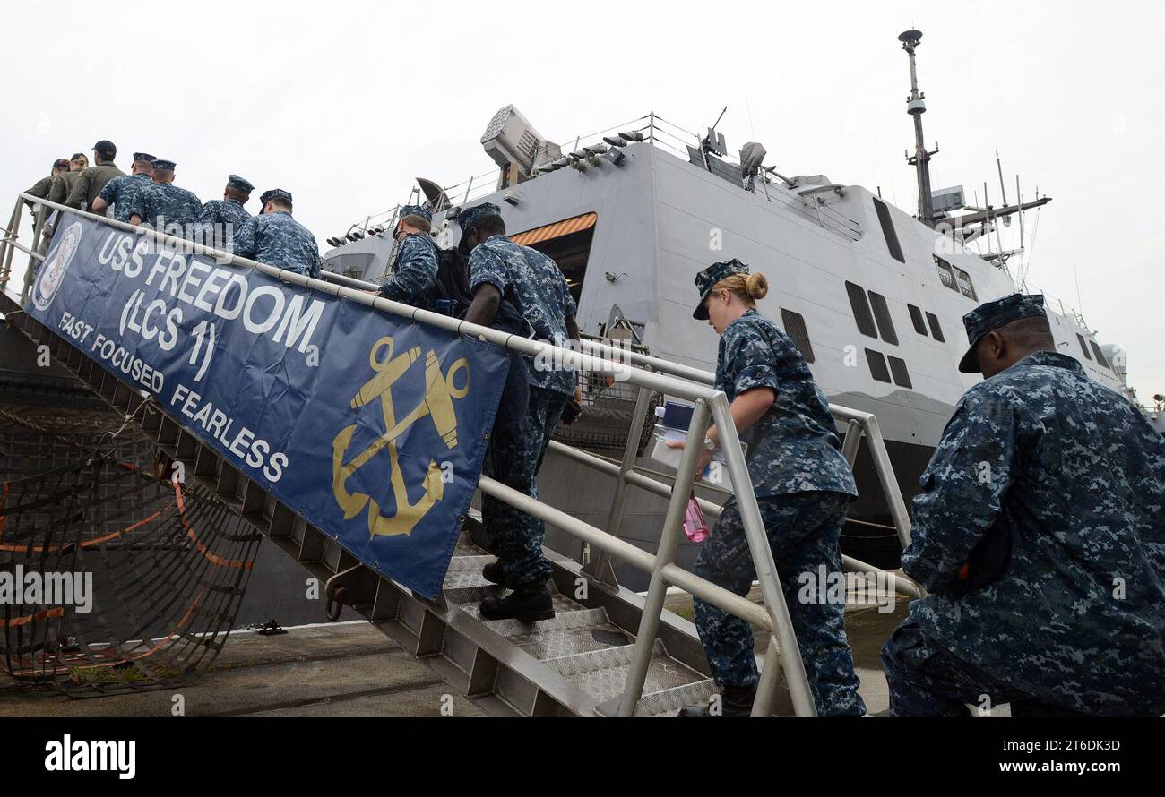 USS Freedom conducts a crew swap. (9423038702 Stock Photo - Alamy