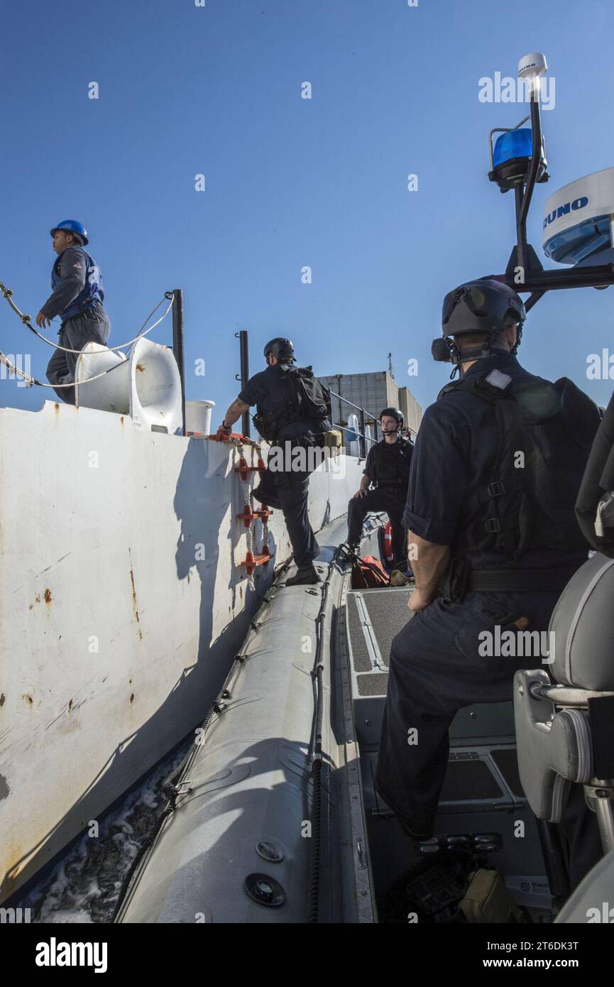 USS Freedom operations 150215 Stock Photo - Alamy