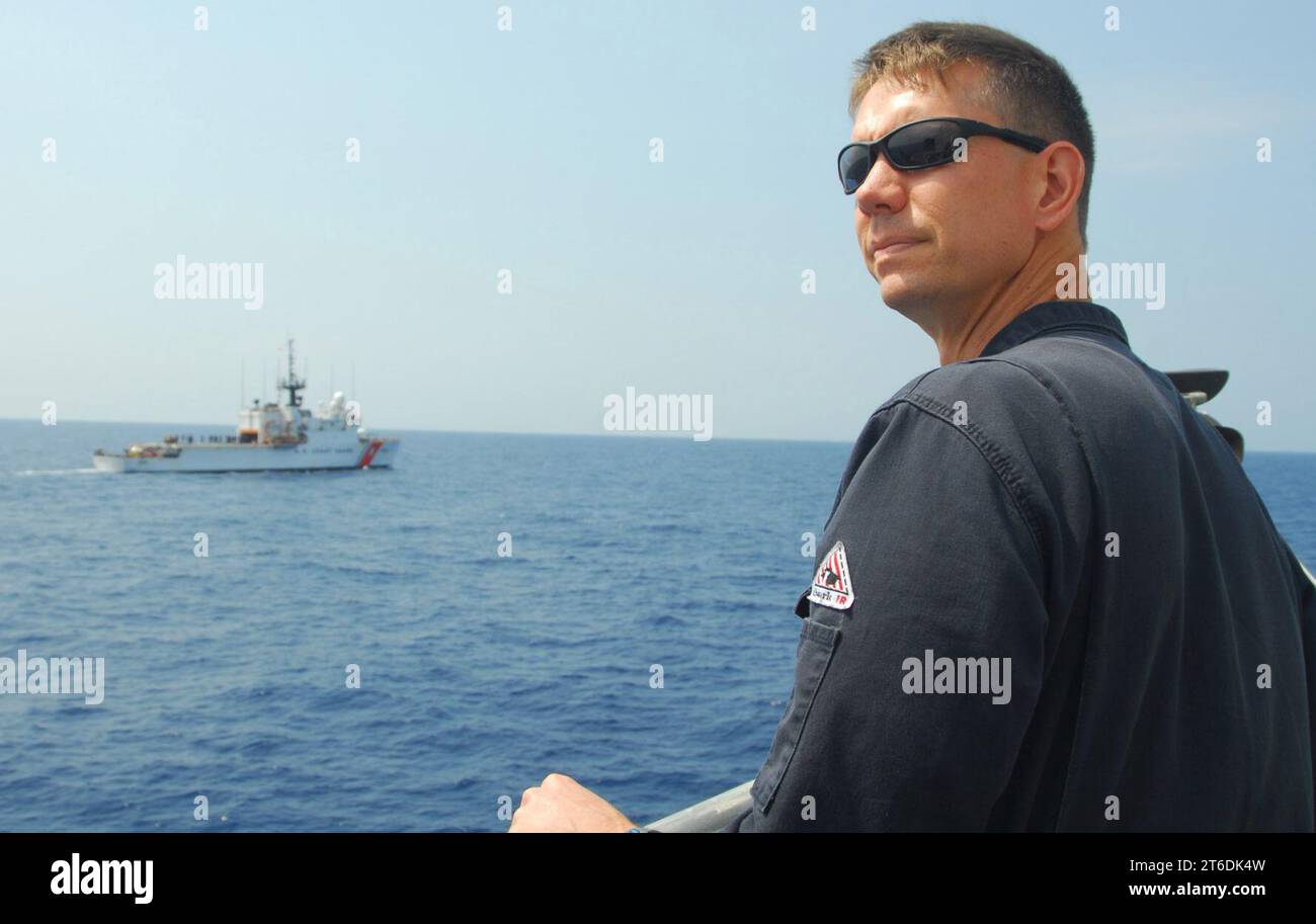 USS Freedom operations 100303 Stock Photo - Alamy