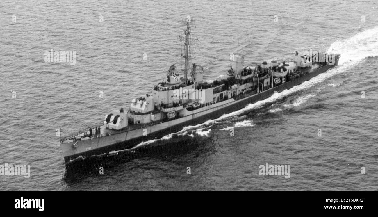 USS Gearing (DD-710) underway on 25 April 1945 Stock Photo - Alamy