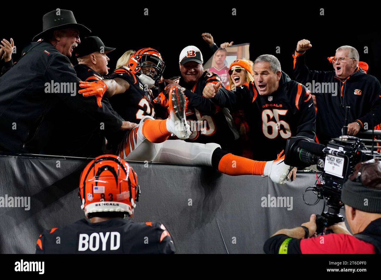 Cincinnati Bengals running back Joe Mixon celebrates his first half ...