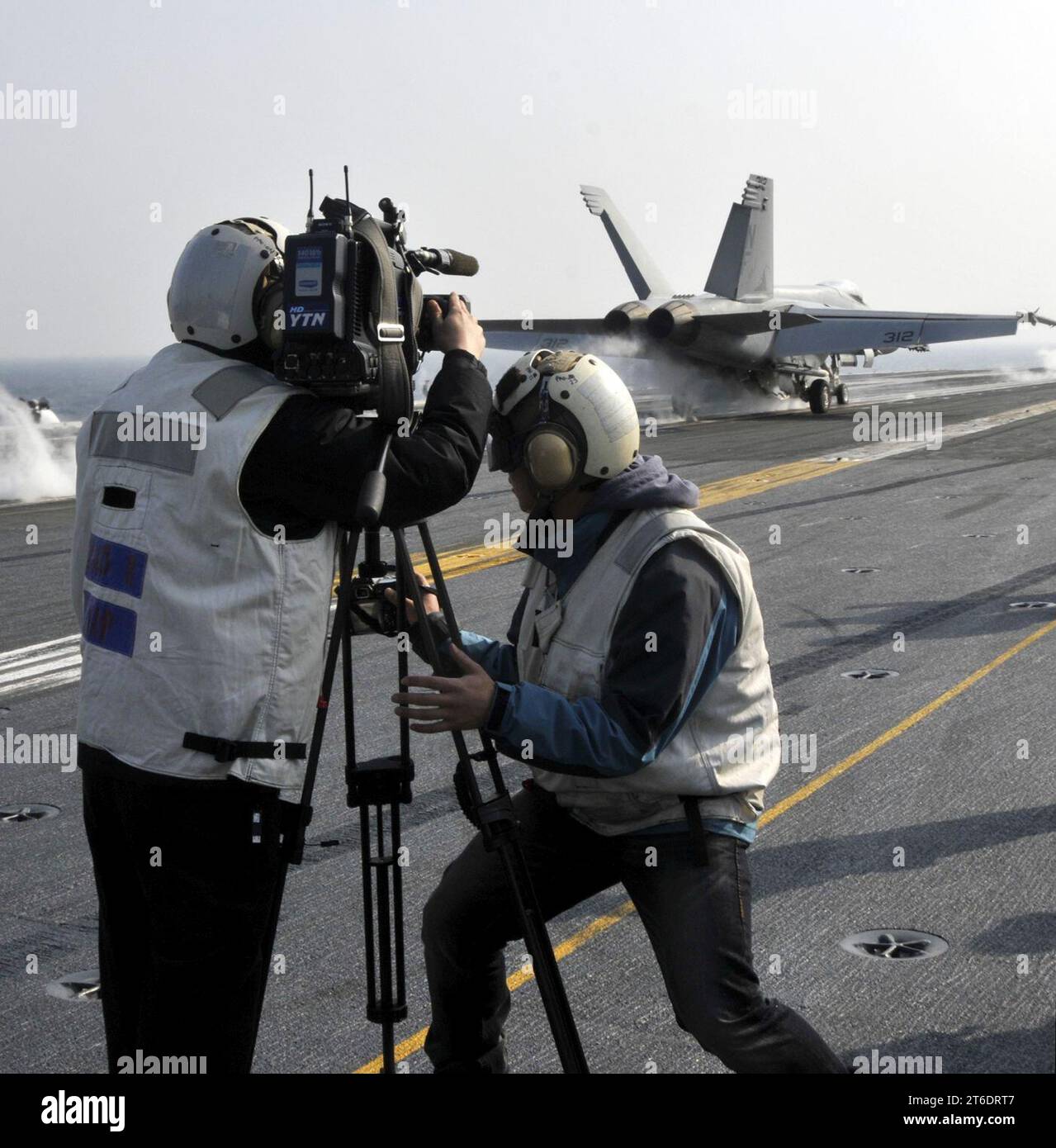 USS George Washington action Stock Photo - Alamy