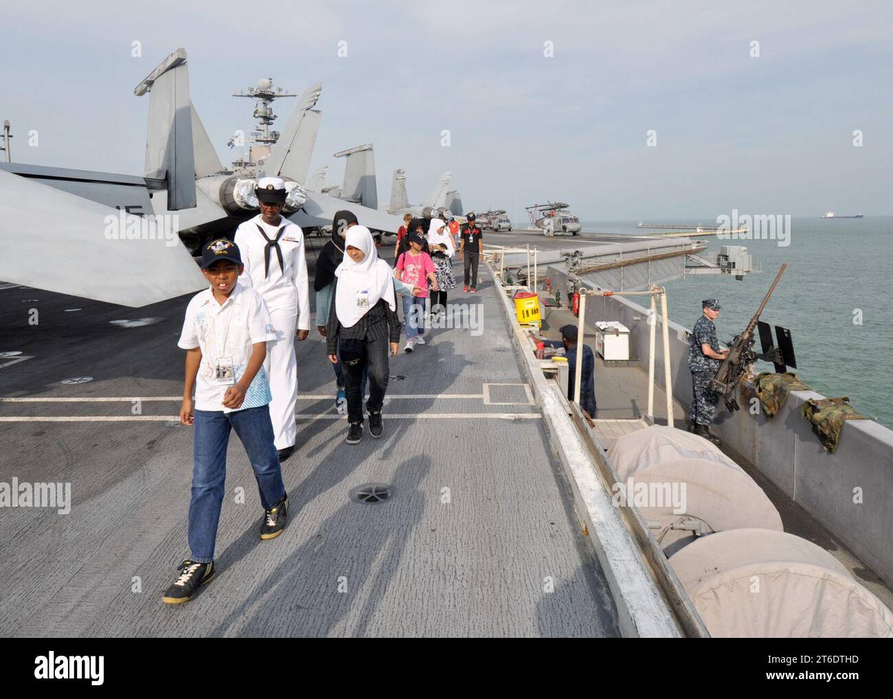 USS George Washington in Singapore Stock Photo - Alamy