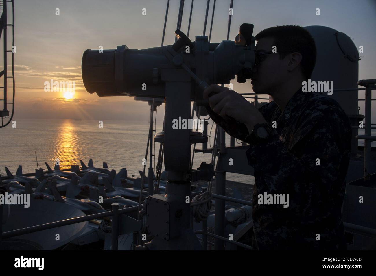 USS George Washington sailor uses binoculars 131026 Stock Photo - Alamy