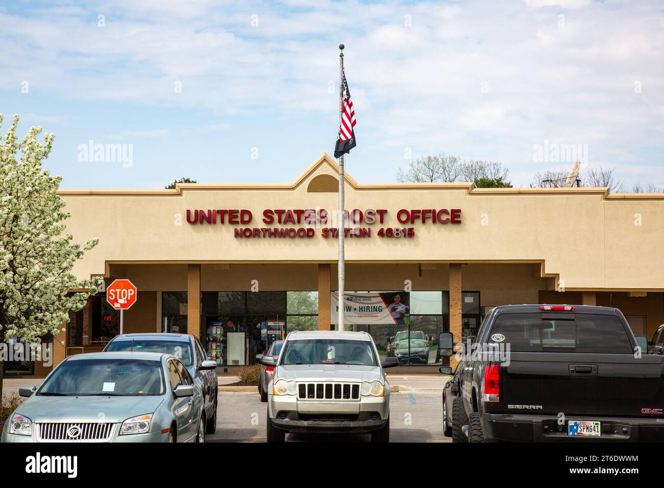 Cars parked in the parking lot in front of the United States Post ...
