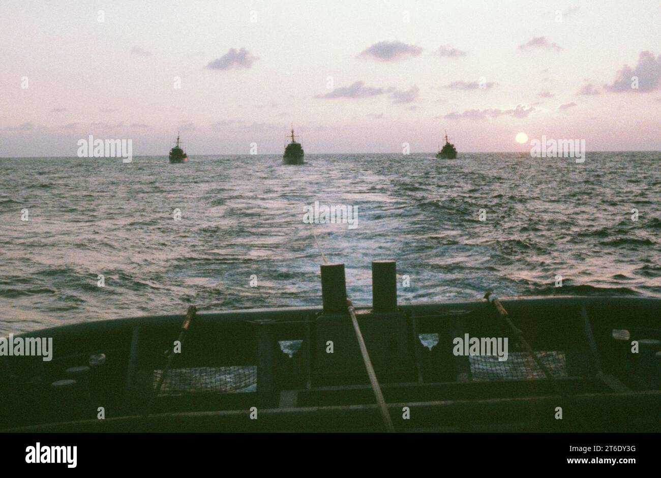 Uss grapple hi-res stock photography and images - Alamy