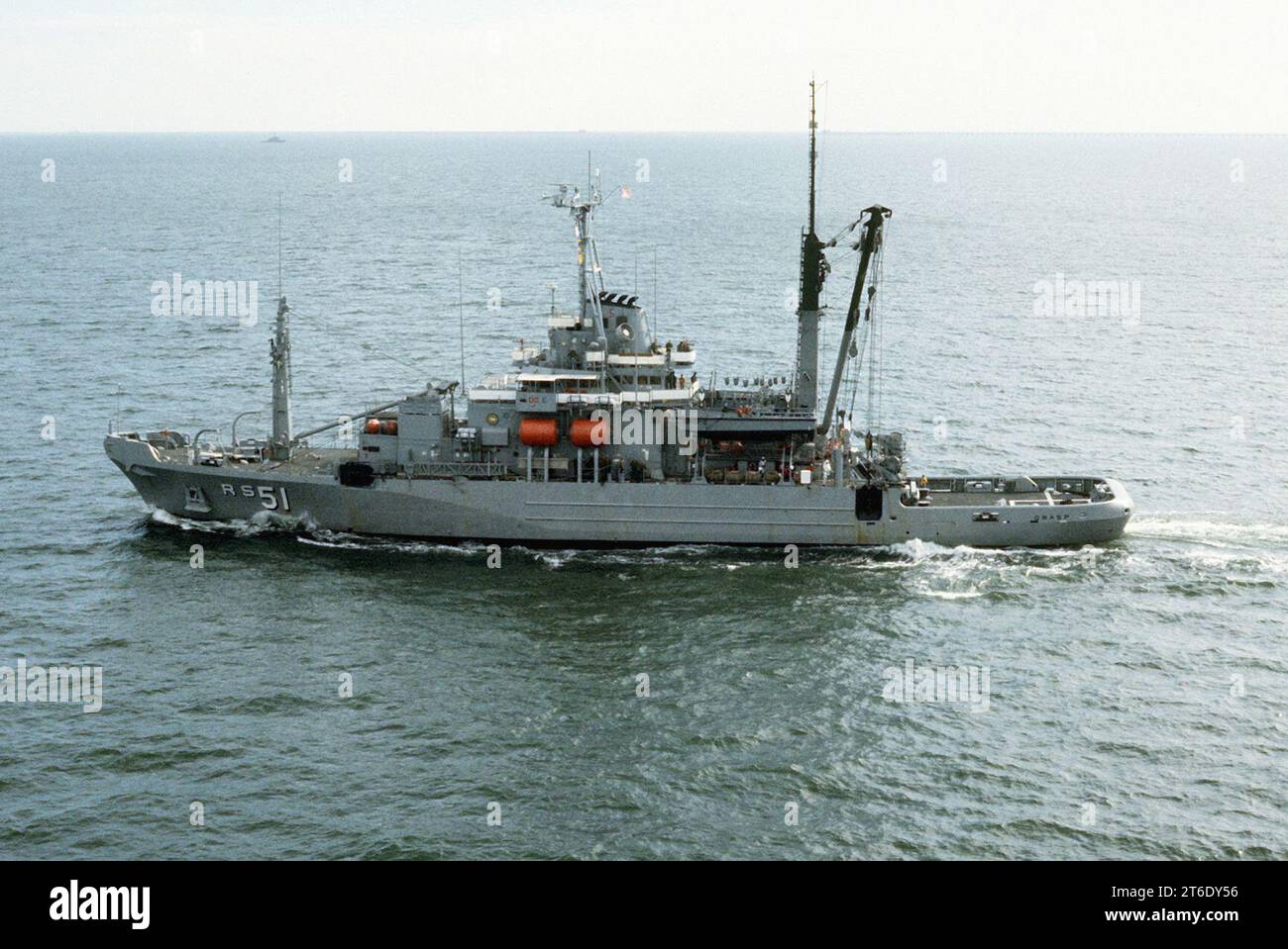 USS Grasp (ARS-51) underway in 1991 Stock Photo - Alamy