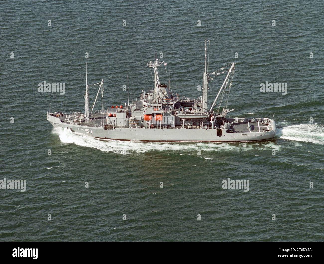 USS Grasp (ARS-51) underway in 1985 Stock Photo - Alamy