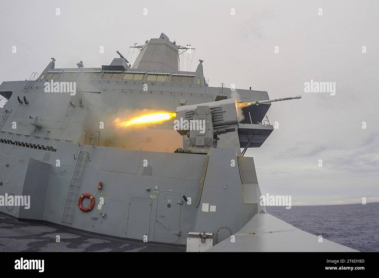 USS Green Bay (LPD-20) launching RIM-116 Rolling Airframe Missile ...
