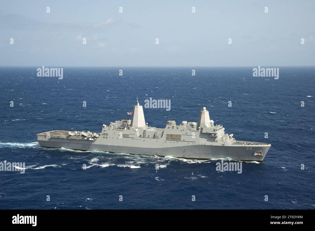 USS Green Bay (LPD-20) transits the Pacific Ocean. (8691968961 Stock ...