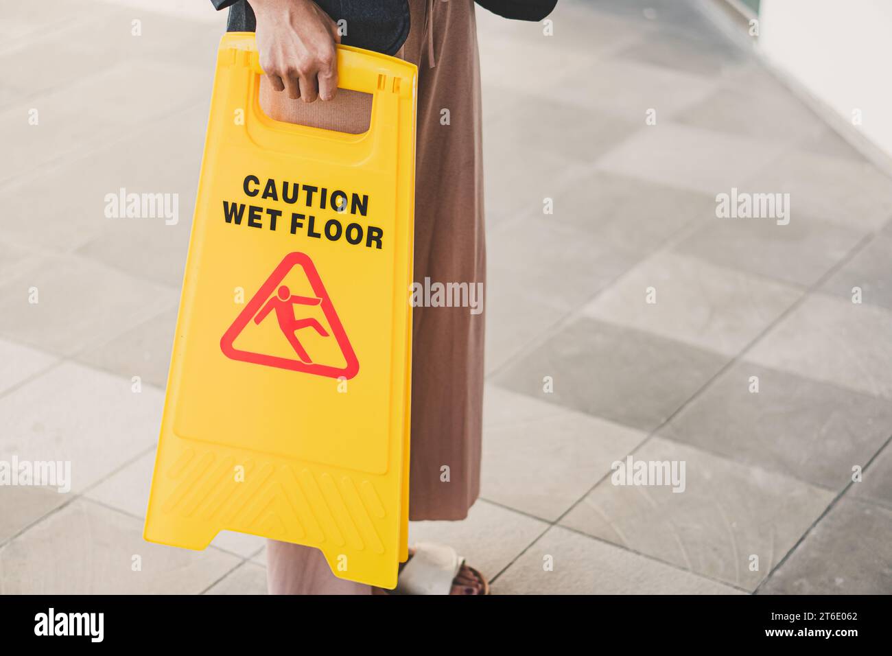 Wet floor sign safety signs hi-res stock photography and images - Alamy