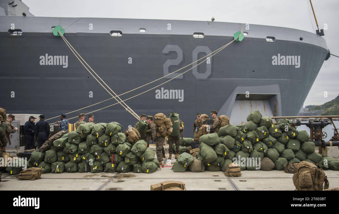 USS Green Bay operations 150305 Stock Photo - Alamy