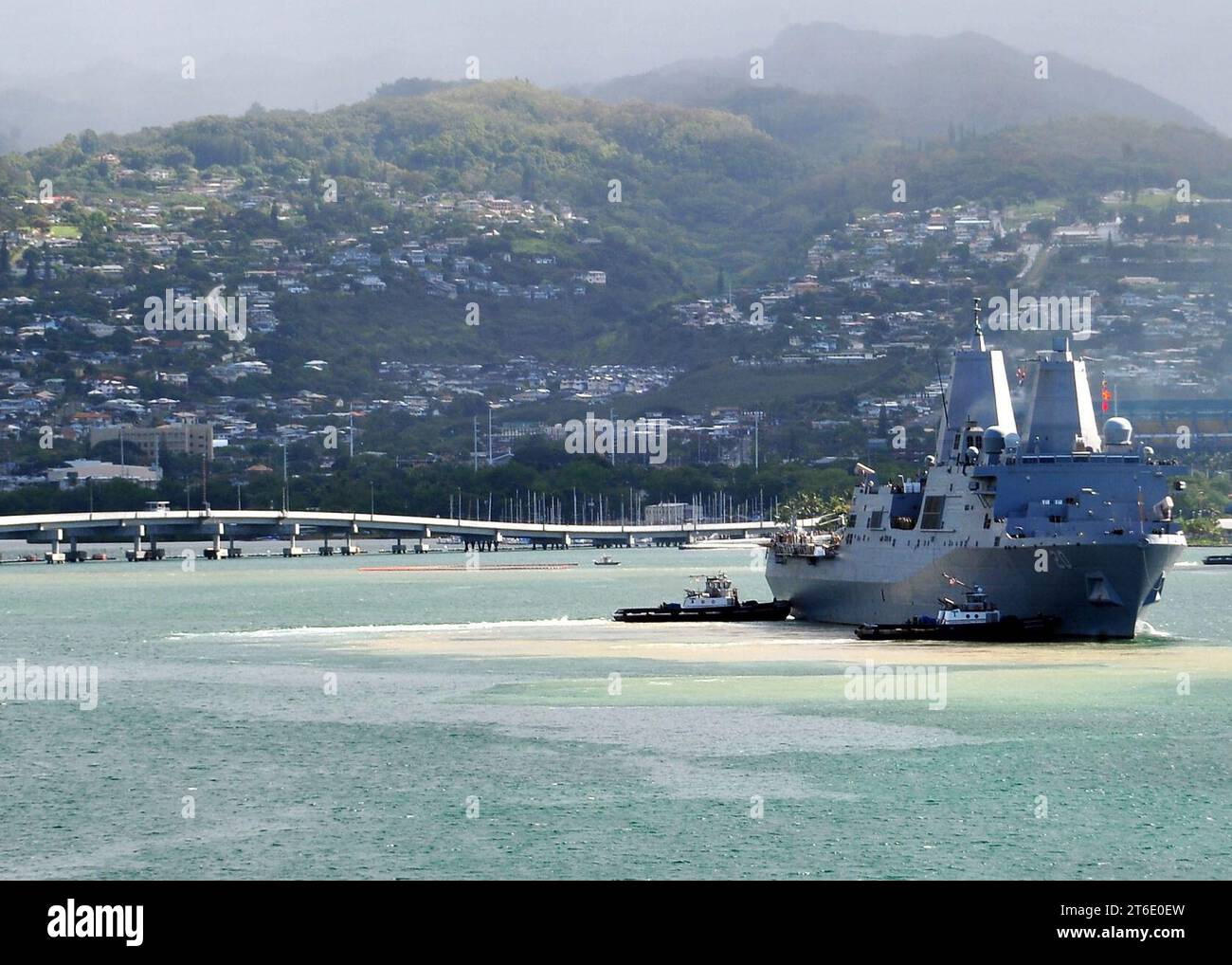 USS Green Bay prepares to moor in Pearl Harbor 120924 Stock Photo - Alamy