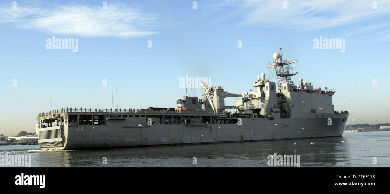 Uss gunston hall lsd 44 hi-res stock photography and images - Alamy