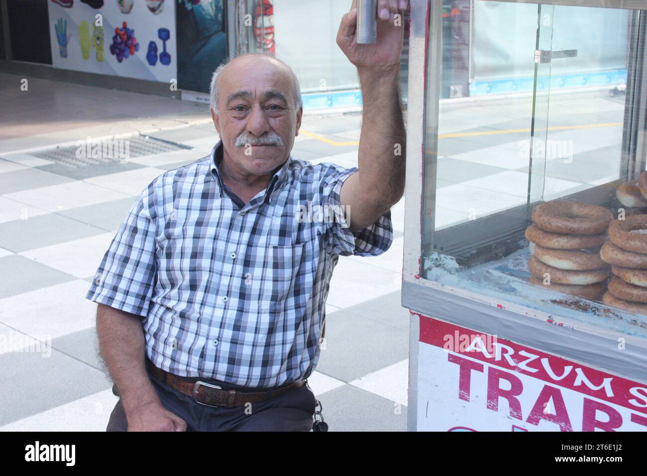 A man selling bread from a cart on the street in Trabzon, Turkiye Stock ...
