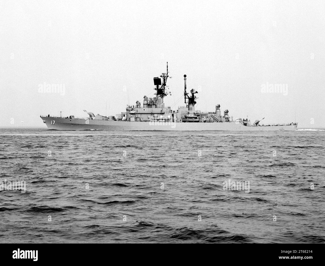 USS Harry E. Yarnell (CG-17) underway at sea on 31 March 1984 Stock ...