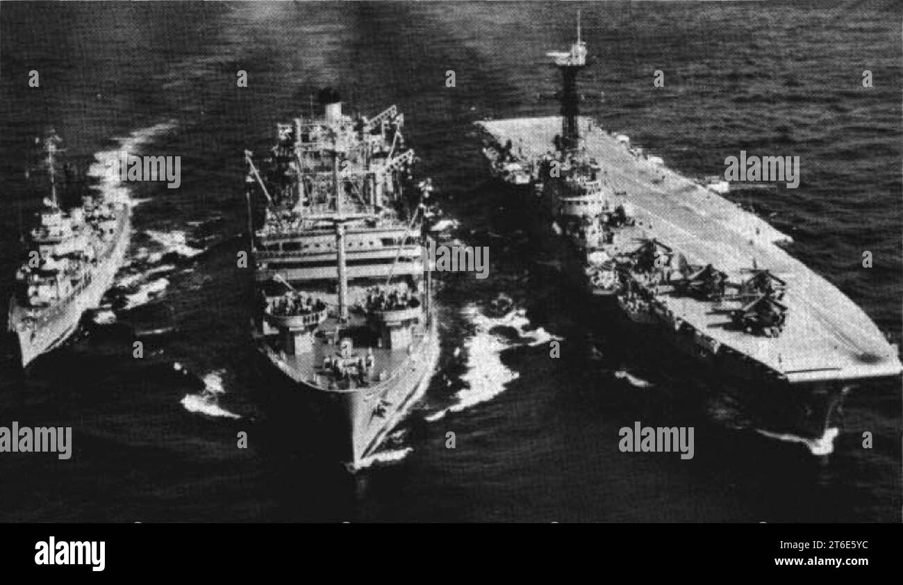 USS Hassayampa (AO-145) refuels HMAS Melbourne (R21) c1962 Stock Photo - Alamy
