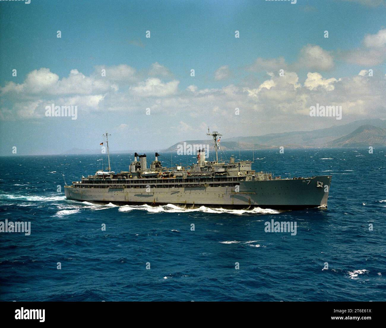 USS Hector (AR-7) underway at sea on 17 April 1985 (6403814 Stock Photo ...