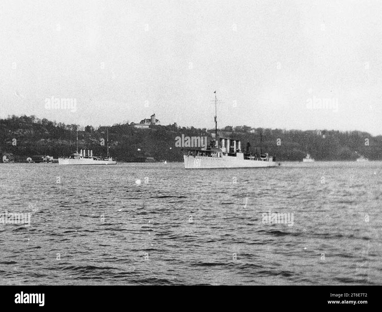 USS Hopewell (DD-181) and USS Bagley (DD-185) at anchor c1919 Stock ...