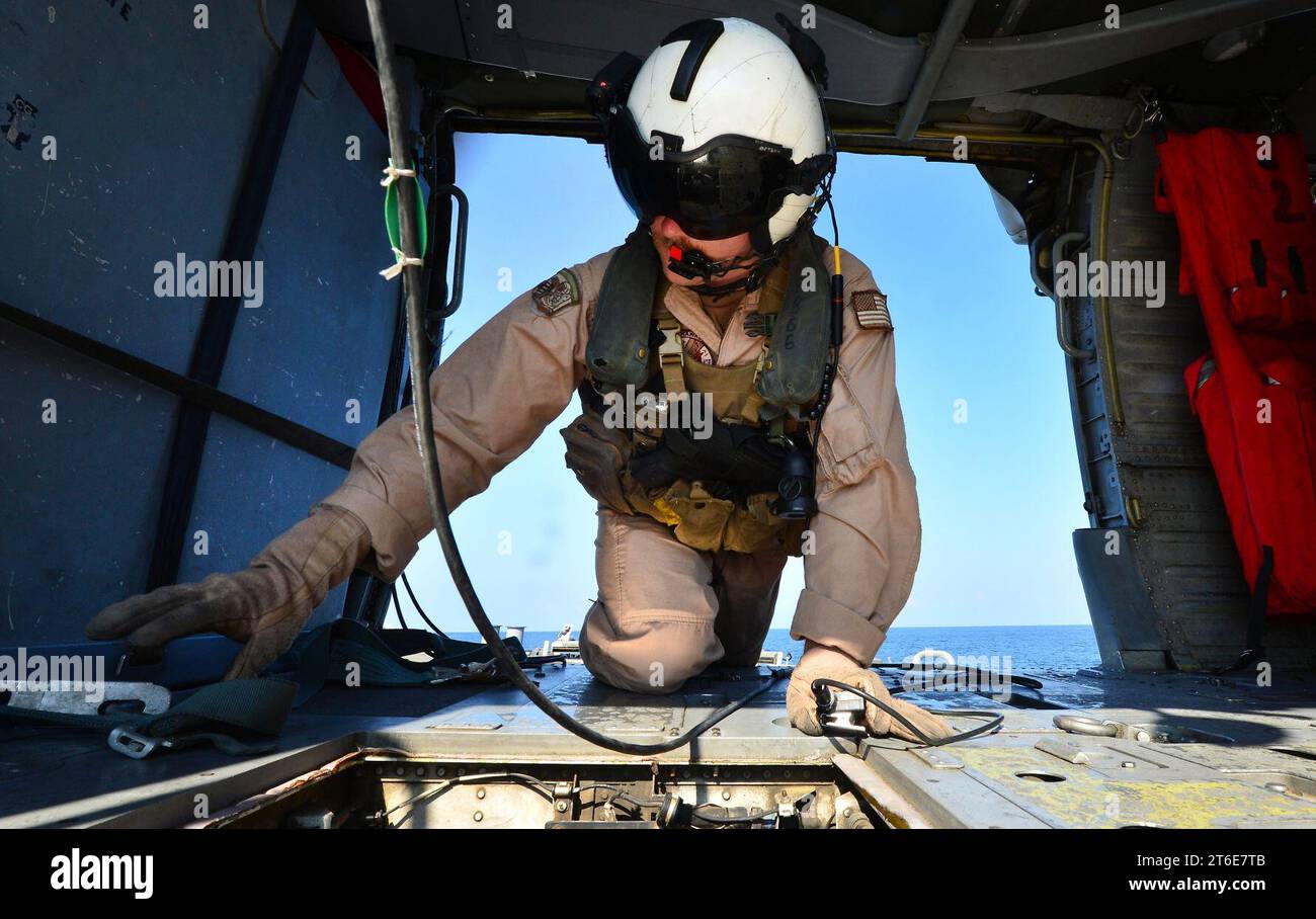USS HOPPER (DDG 70) 131116 Stock Photo - Alamy