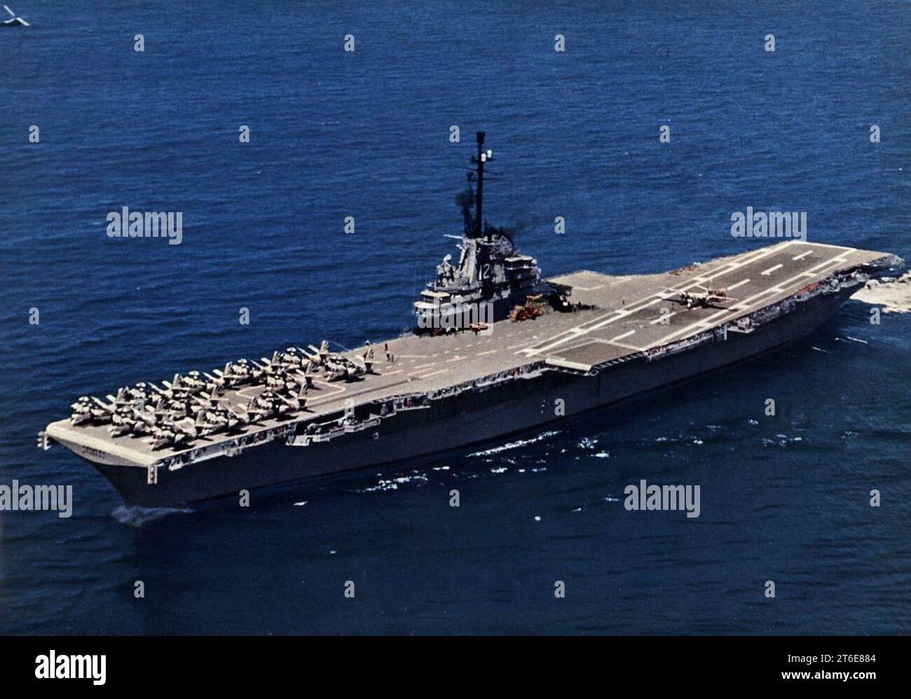 USS Hornet (CVS-12) underway at sea in 1960 Stock Photo - Alamy