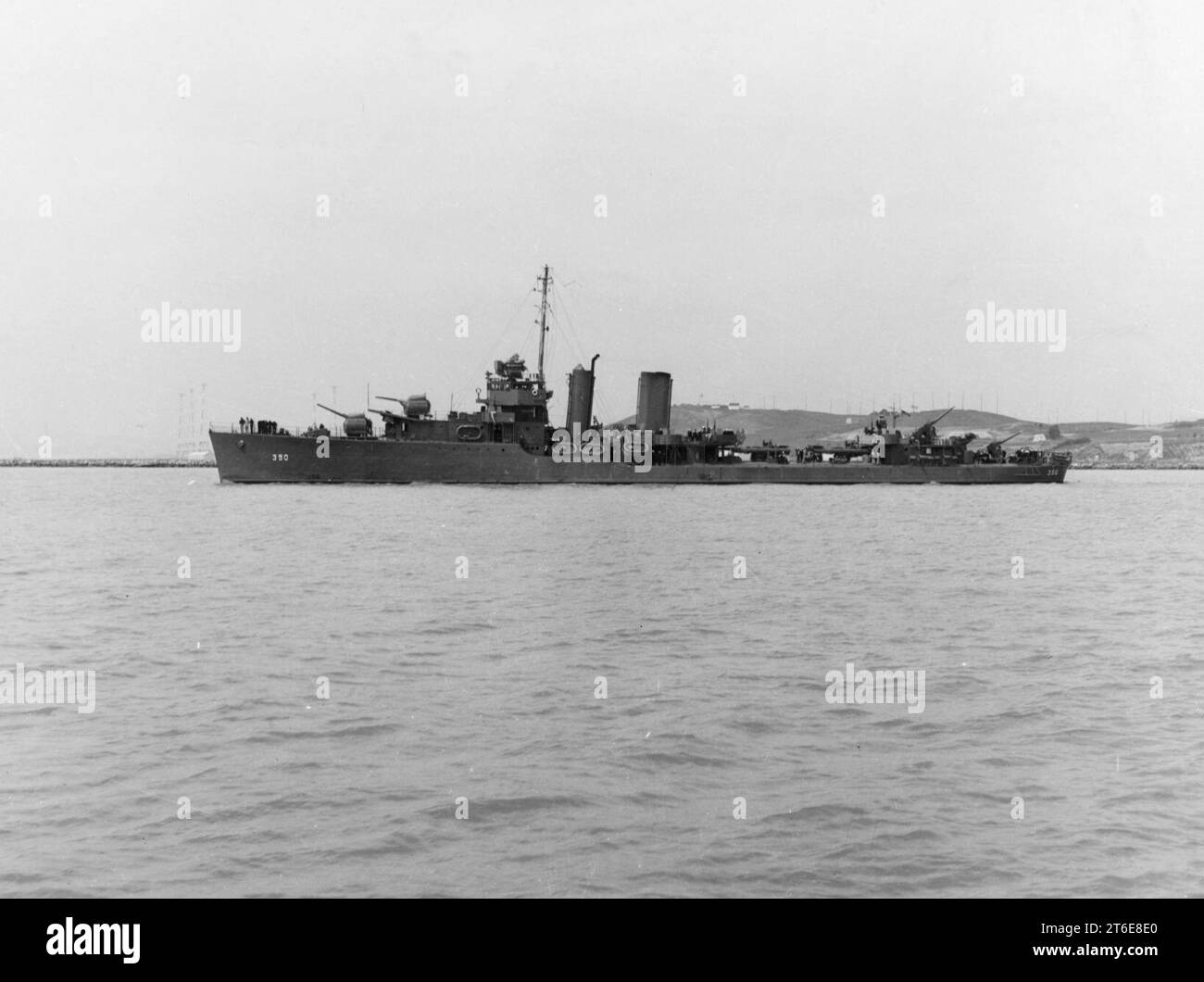USS Hull (DD-350) off the Mare Island Naval Shipyard on 20 April 1942 ...
