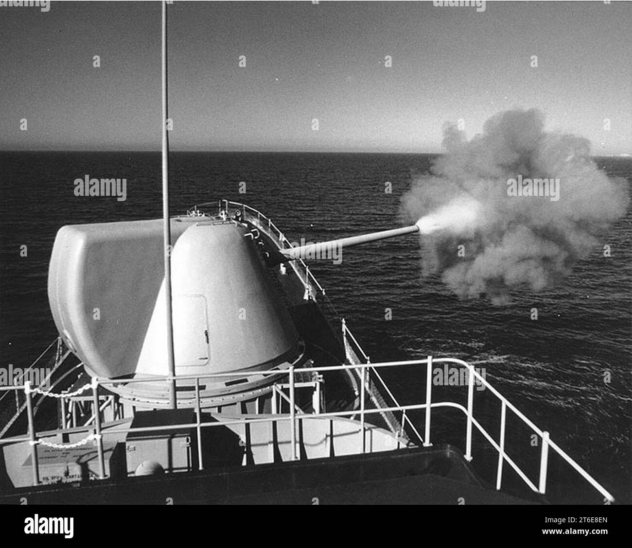 USS Hull (DD-945) testing Mk71 8 inch gun Stock Photo - Alamy