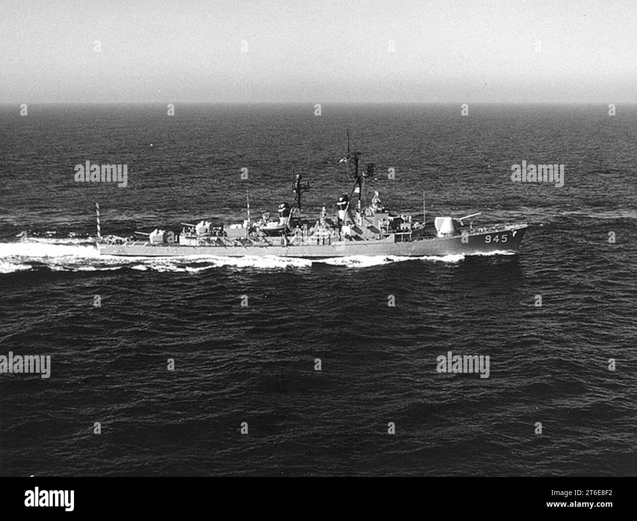 USS Hull (DD-945) underway in 1975 Stock Photo - Alamy