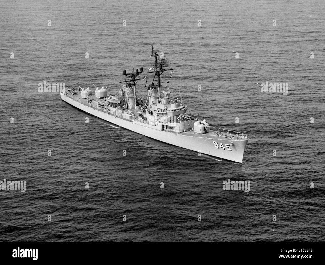 USS Hull (DD-945) underway at sea on 8 March 1960 Stock Photo - Alamy