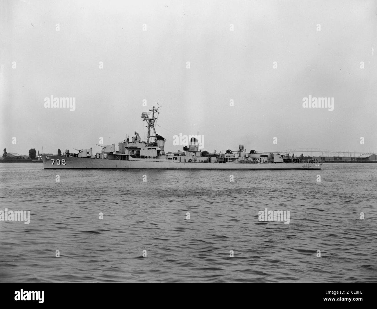 USS Hugh Purvis (DD-709) off the Philadelphia Naval Shipyard in the ...