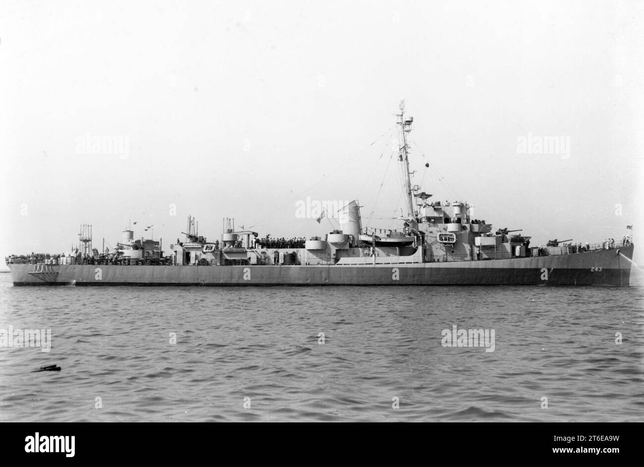USS J. Richard Ward (DE-243) off the New York Naval Shipyard (USA) on ...