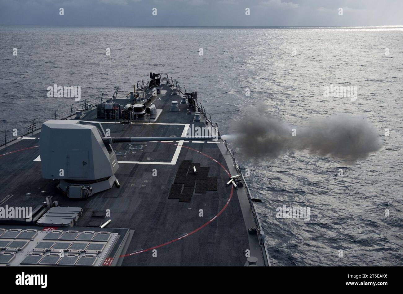 USS Jason Dunham (DDG-109) firing 5-inch gun 120507 Stock Photo - Alamy