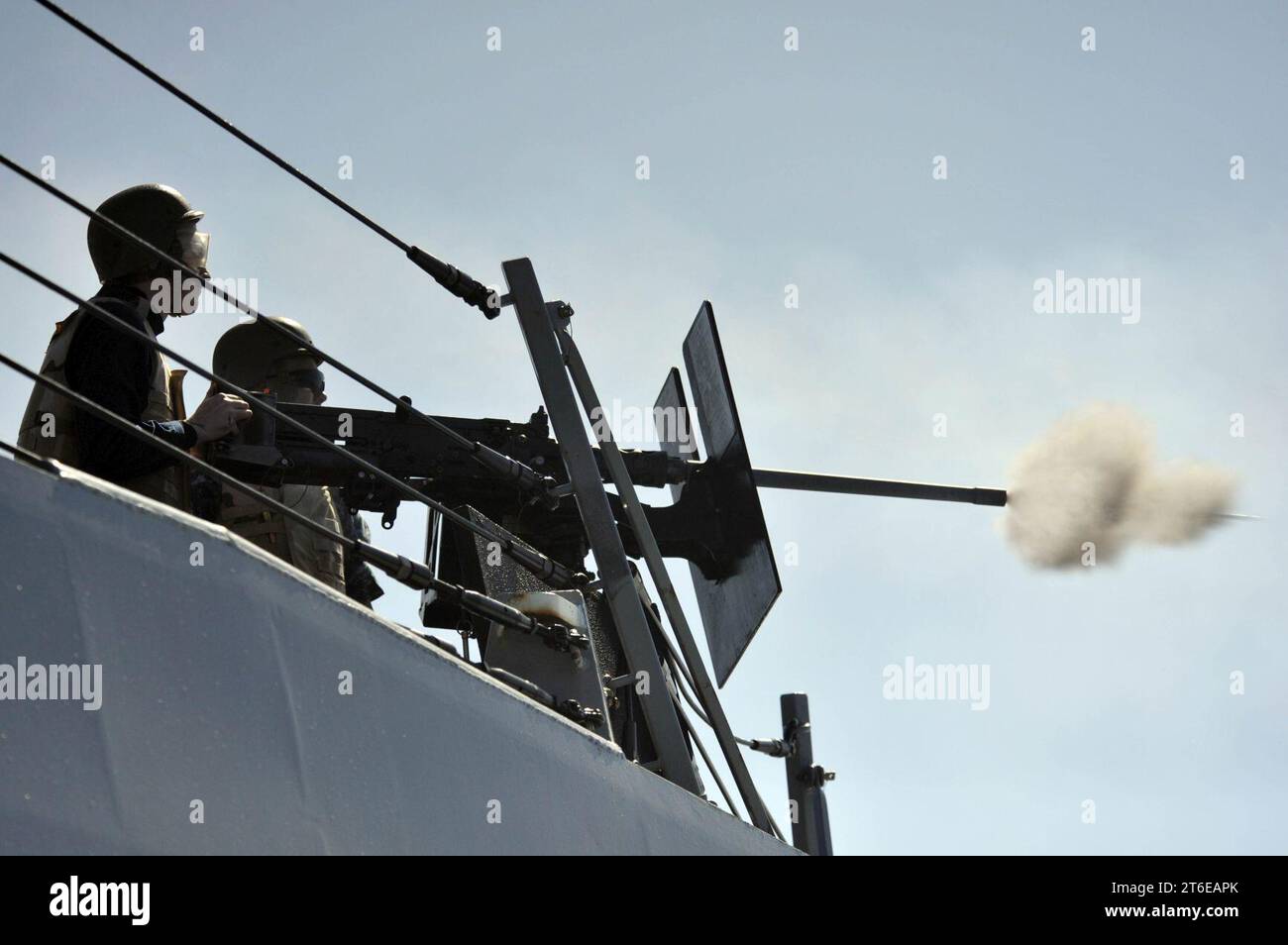USS Jason Dunham conducts weapons training. (8613444618 Stock Photo - Alamy